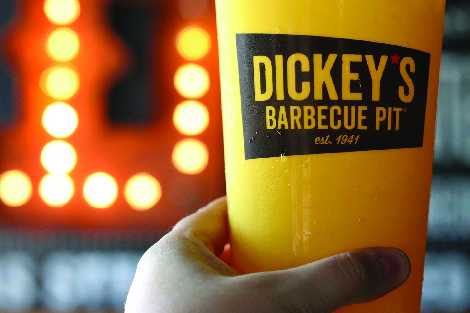 Dickey's célèbre son 80e anniversaire en établissant un titre GUINNESS ...