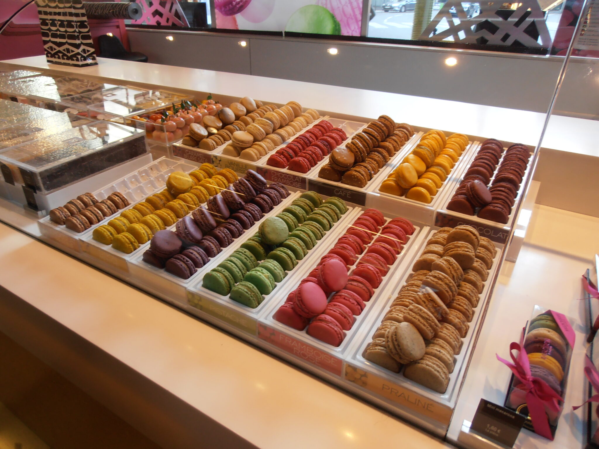 Découvrez l'assortiment de macarons aux multiples saveurs - Cakes Paradise