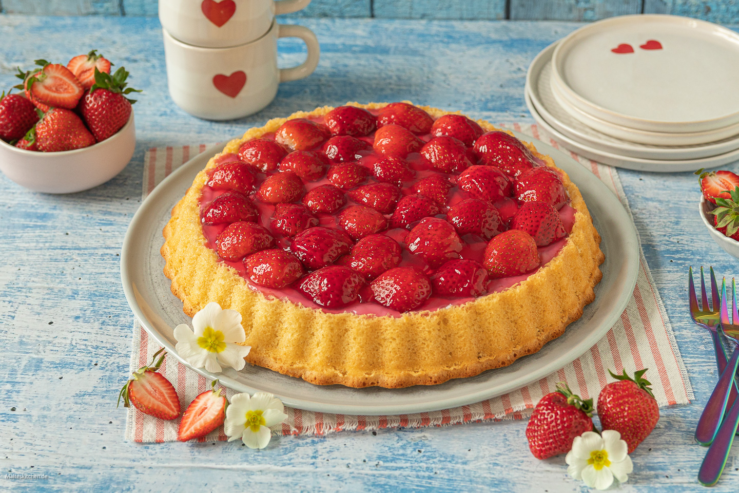 Gâteau aux fraises avec pudding à la vanille et base de génoise simple ...