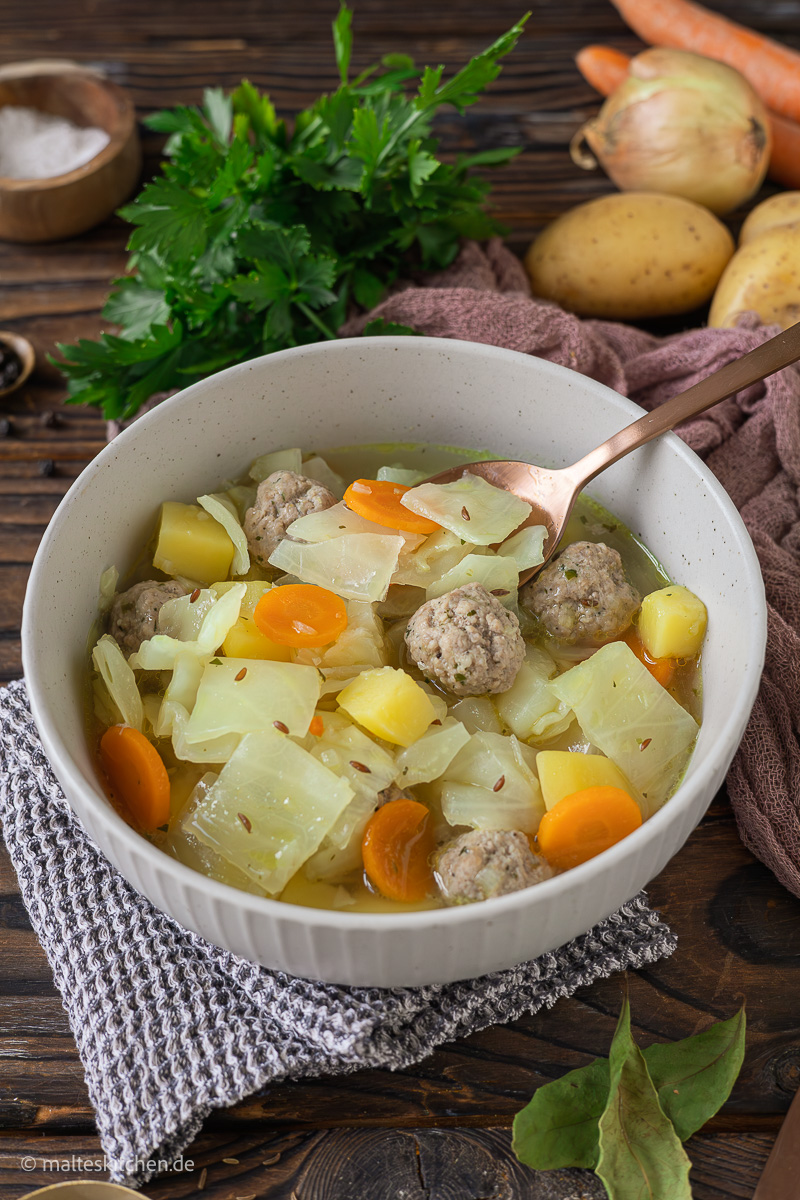 Soupe aux choux de grand-mère aux boulettes de viande hachées - Cakes ...