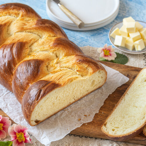 Tresse de levure simple moelleuse et délicieuse - Cakes Paradise