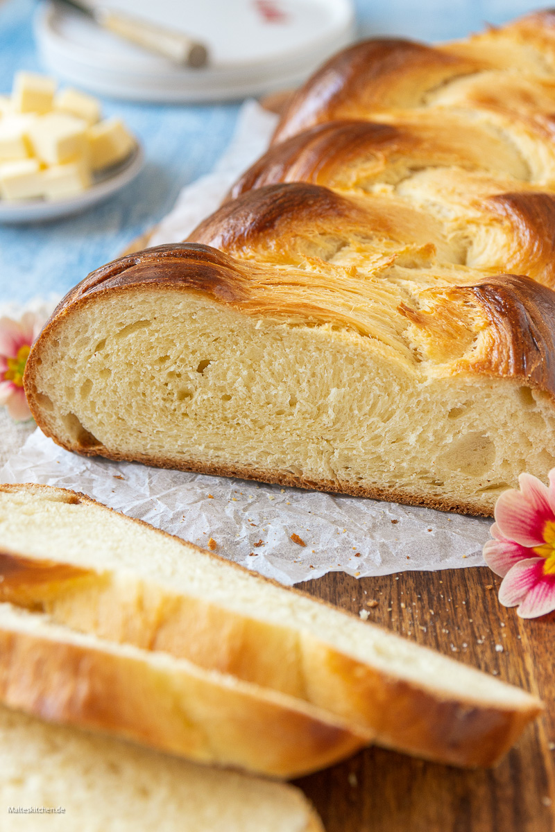 Tresse de levure simple moelleuse et délicieuse - Cakes Paradise