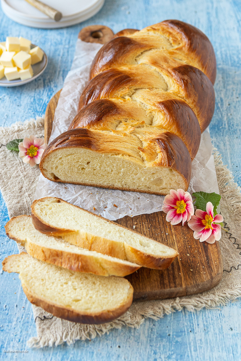 Tresse de levure simple moelleuse et délicieuse - Cakes Paradise