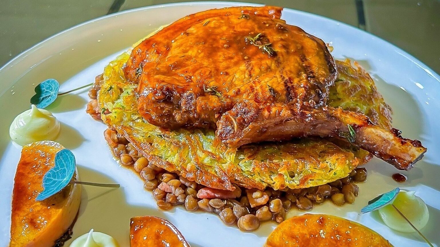 Chop de porc glacée grillée de Neven avec rosti, pommes caramélisées et ...