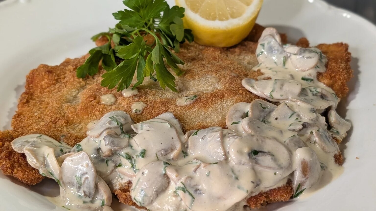 Escalope de porc panée de Wade Murphy, sauce aux champignons et à l ...
